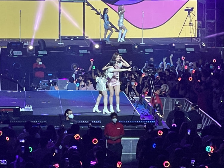 哇靠 Funlicius 】TWICE 世界巡演美國首場座無虛席！小編親臨現場超級震撼 : 哇靠!洛杉磯