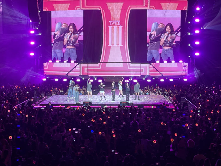 哇靠 Funlicius 】TWICE 世界巡演美國首場座無虛席！小編親臨現場超級震撼 : 哇靠!洛杉磯